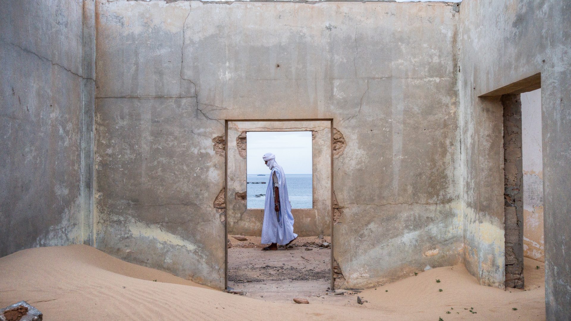 Daring Photographer Hopped Freight Trains Through the Sahara to Capture ...